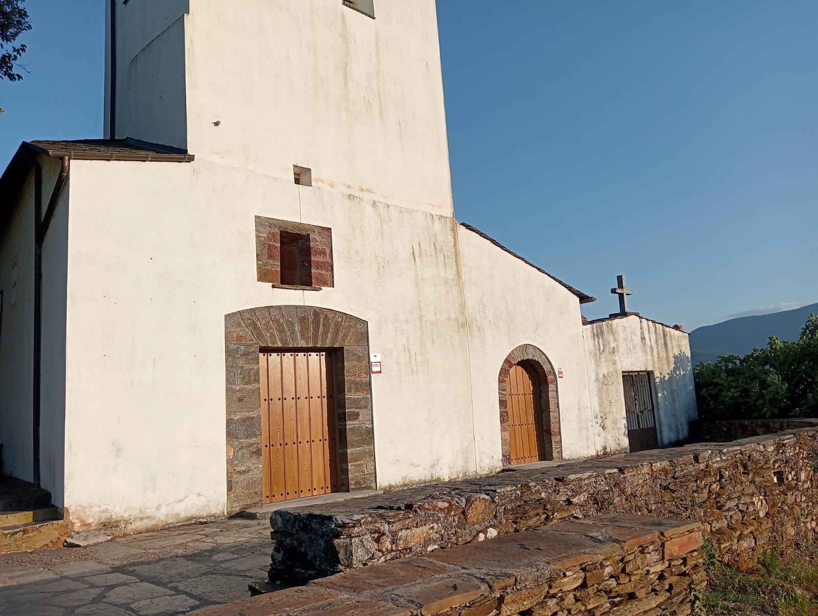 Bendición de las nuevas puertas de A Ermida (Quiroga) » Diócesis de ...